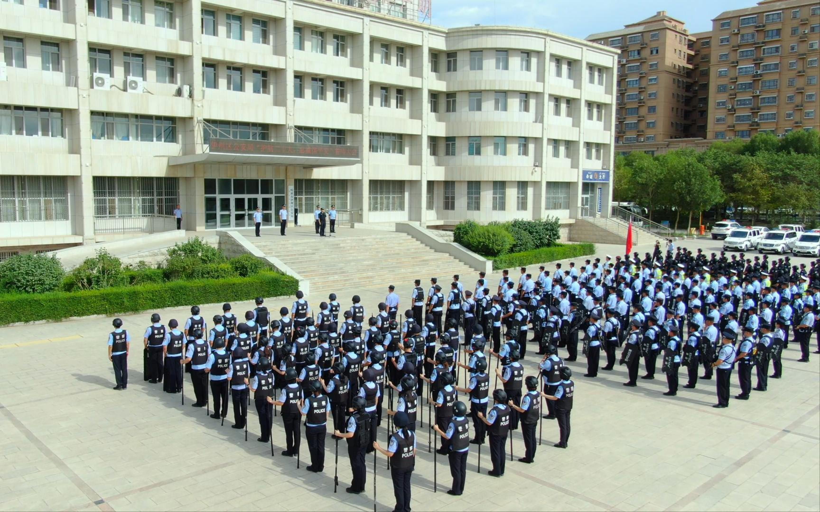 ...治安打击整治“百日行动”部署要求,坚决维护各族群众生命财产安全,...