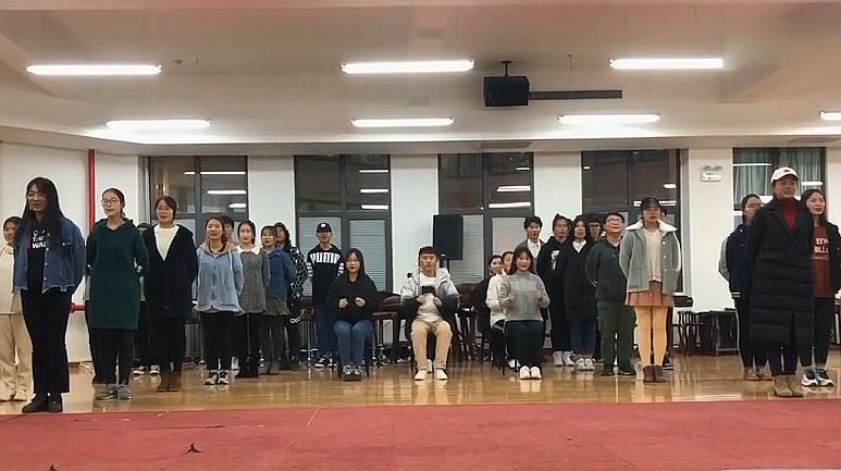 班级合唱《夜空中最亮的星》,中间同学的手势舞好评!