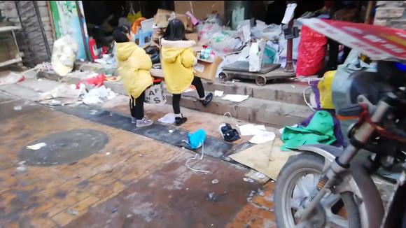 两个孩子收起纸板箱,塑料瓶,跑出去卖钱ߒ�,从小做起真棒呀