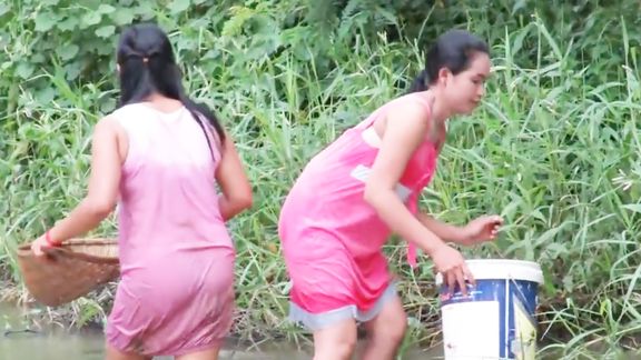 为了抓到大鱼,这两位漂亮的农家美女用簸箕每天在抓鱼,很是辛苦