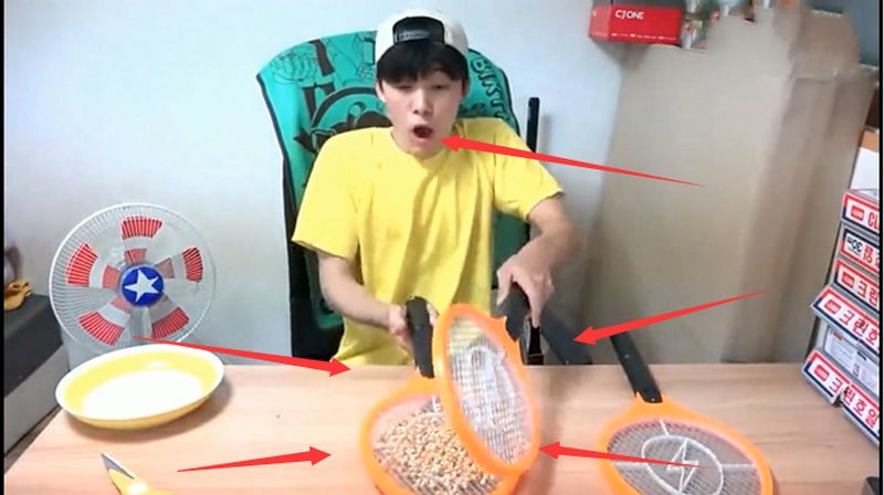 小伙把玉米放电蚊拍上炸爆米花,结果差点被自己作死