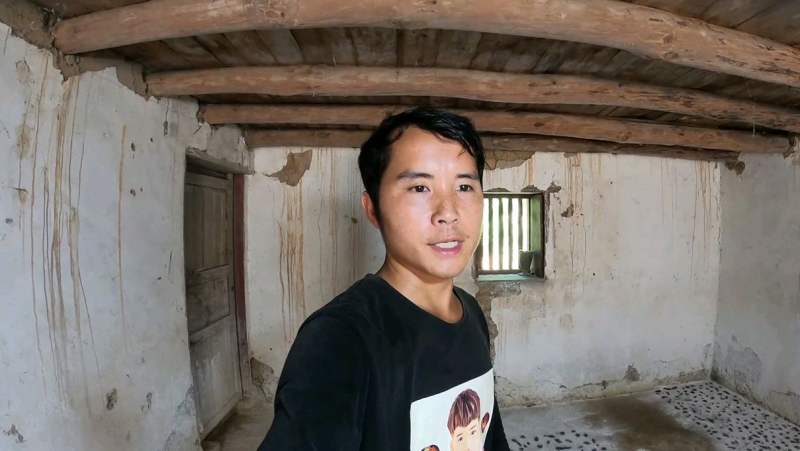 农村小伙投资225块钱养蚕,那么小的蚕,他是如何养殖的