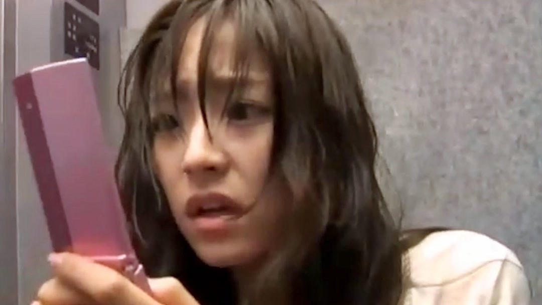 女孩为了约会富二代,便在网上查他的信息,结果内容差点吓晕她