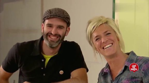 爆笑恶作剧:用水平仪钉好的木板,怎么总是歪的?路人一脸好奇!