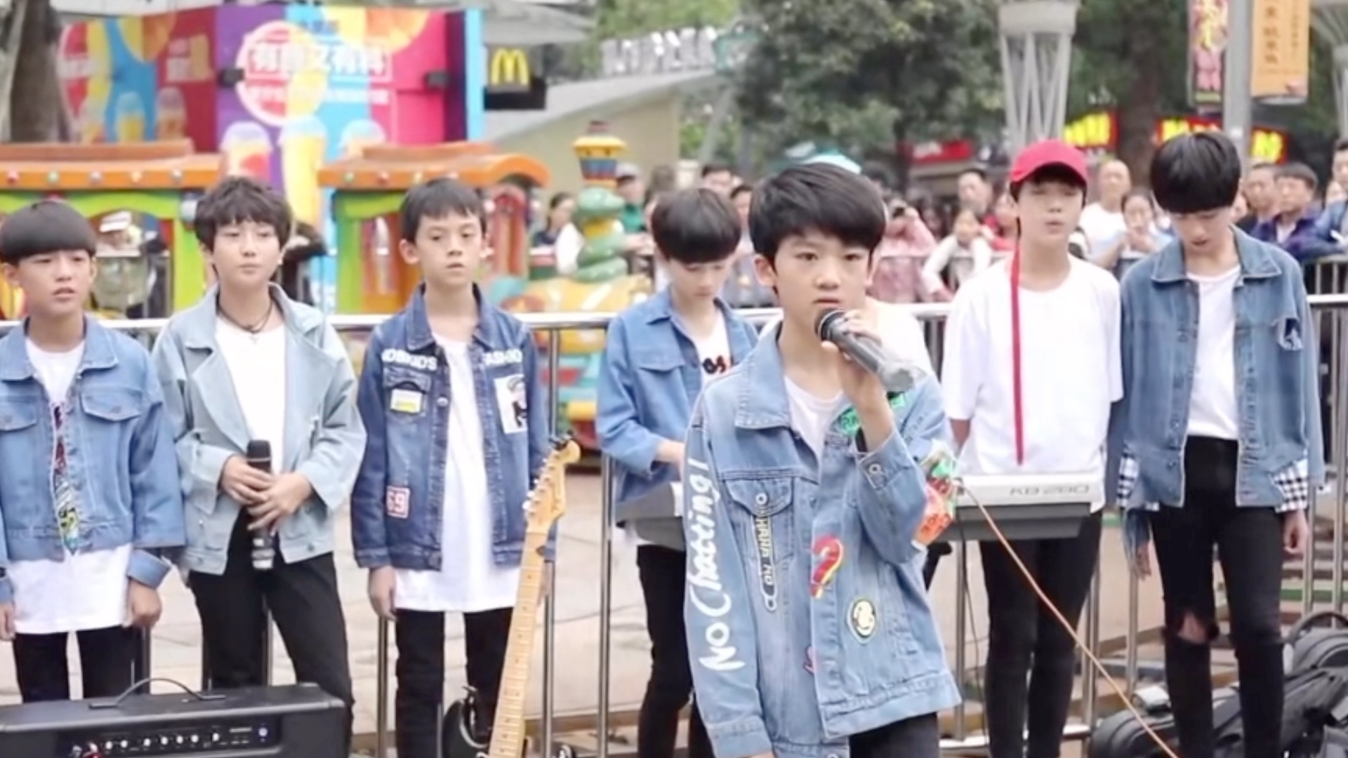 #TF家族三代练习生路演# 邓佳鑫这次欢乐谷路演我还能听到你单人...