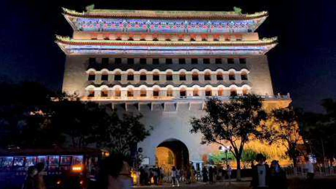 北京天安门广场晚上不开放,在保安叔叔那里得到升国旗时间
