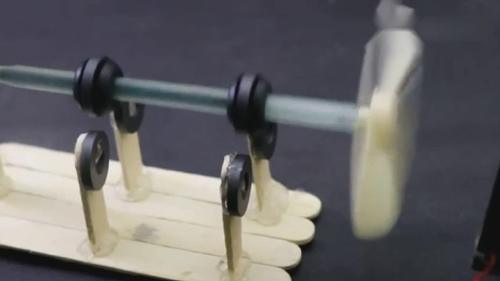 小伙自制微型电风扇,夏天小朋友绝对喜好!