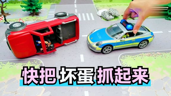 警察开车追坏蛋,坏蛋的车撞到栏杆翻车了,警察把坏蛋关起来