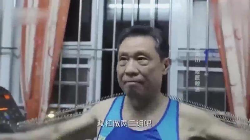...走再跑步,然后做拉力和双杠,再做仰卧起坐最后单杠!这一般人坚持不了