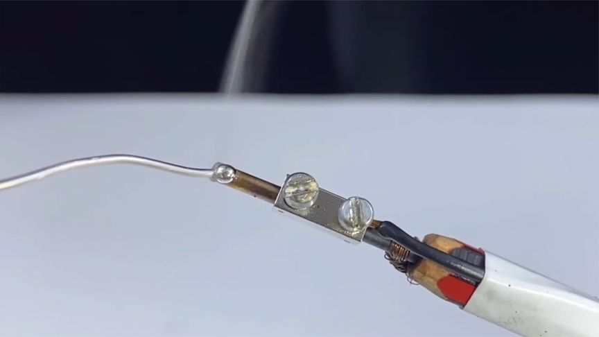 实用小诀窍:一只铅笔,一根线,简易版安全的电焊笔就做好了