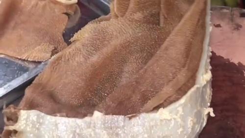 厨师教你切毛肚的方法,一般人都用刀操作不通,一不小心就会伤害到自己