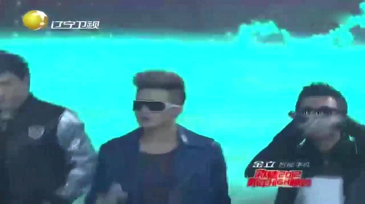 MIC男团激情演唱《GetItHot》:火辣辣好听,太美了!