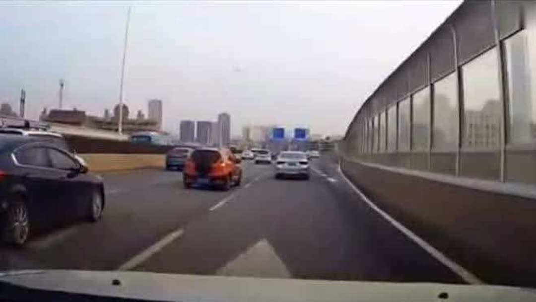 刚从4S店倒车出来就被撞车了,路过的行人都笑嘻嘻的来看