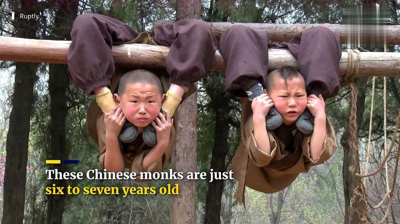 老外吃惊于中国少林童子功,锻炼坚强的意志力,你会送孩子去吗?