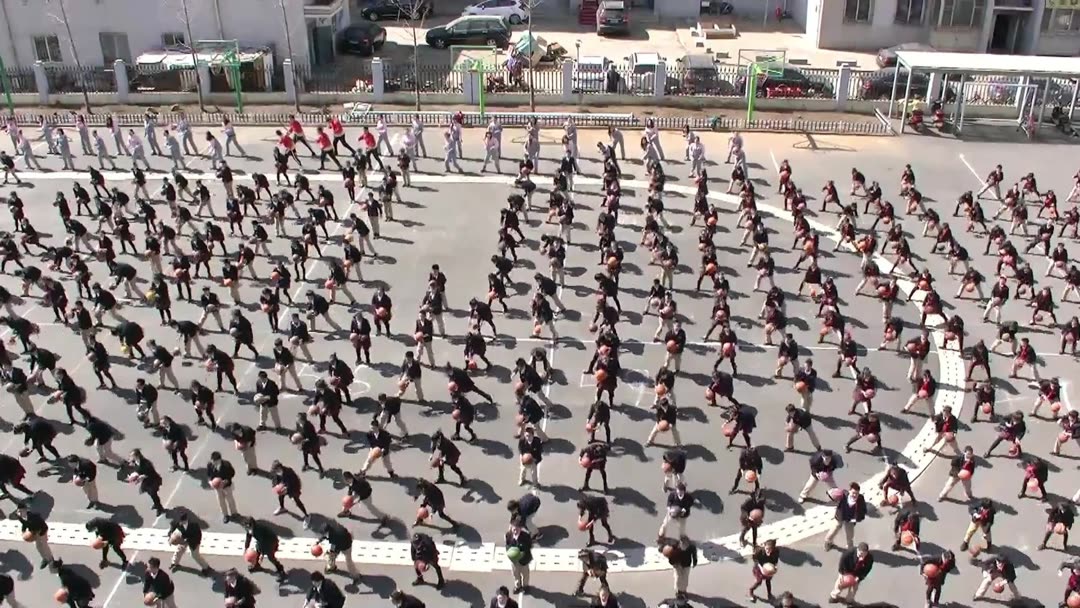 雏鹰实验小学集体篮球操表演