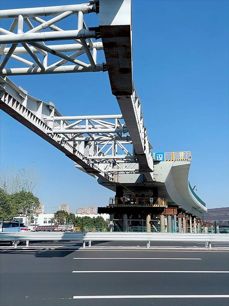 珠泾路(跨沪宁高速)工程钢箱梁顶推施工记录!