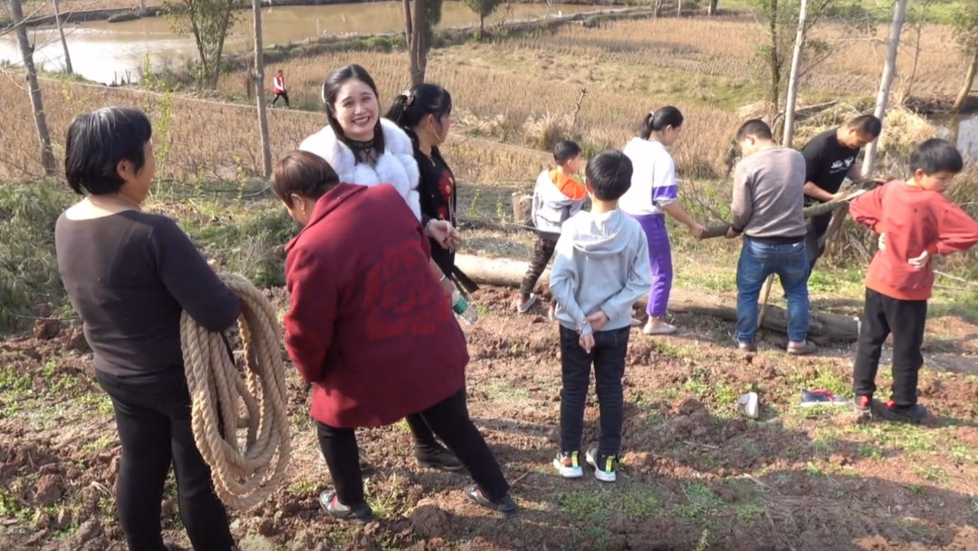 二娃去看老表家砍树子,顺便帮曾媒婆介绍生意,哈哈!