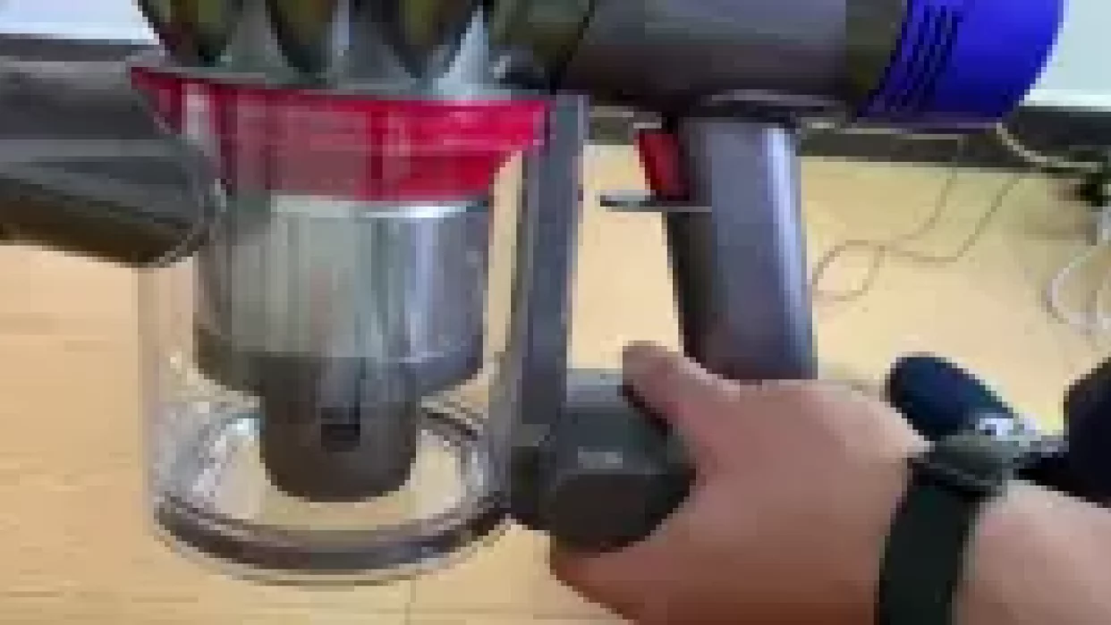戴森V7 V8吸尘器电池拆卸方法