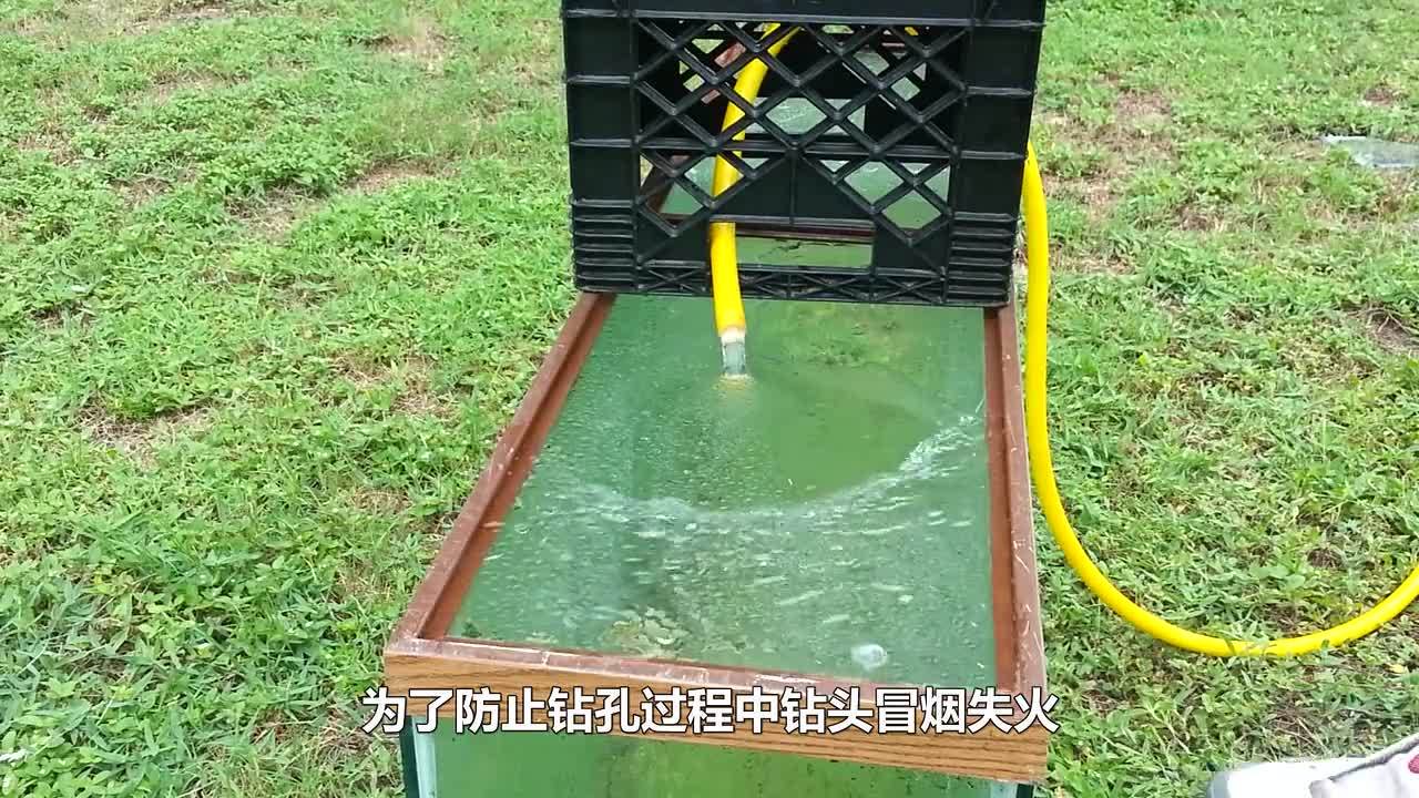 钢化玻璃到底能不能钻孔?钻头对准玻璃,有趣的现象发生了