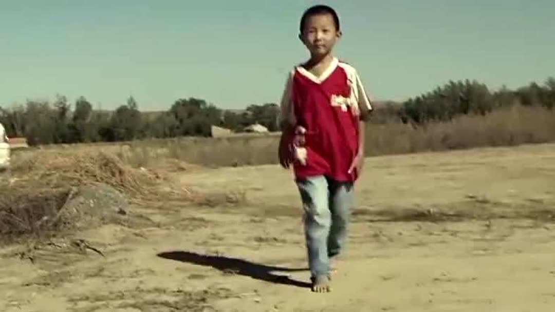 单亲妈妈孩子被拐卖,竟然在城里发现儿子在跪着乞讨!