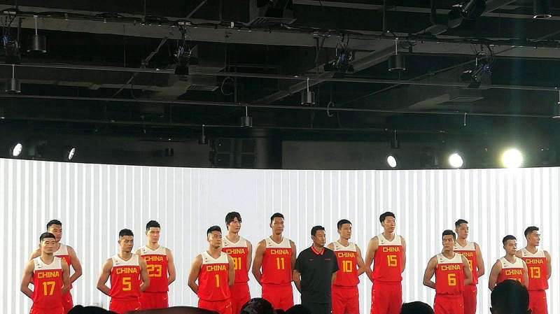 中国男篮大名单接近浮现,13人首次穿战袍亮相,参加出征仪式