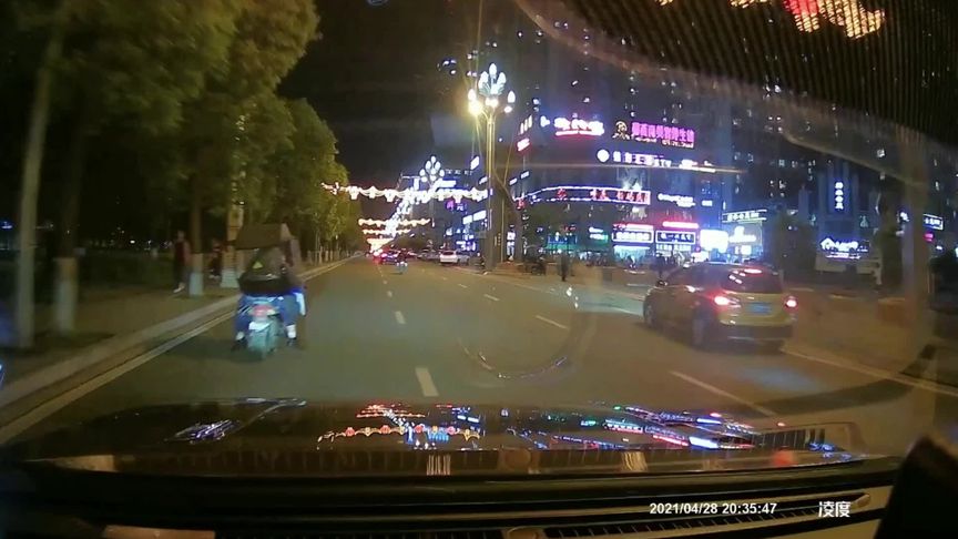 这段行车记录仪视频 我学做了一天 脑壳大了一圈