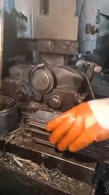 高手在民间,大哥你工资多少钱?网友:计时不要脸,计件不要命!