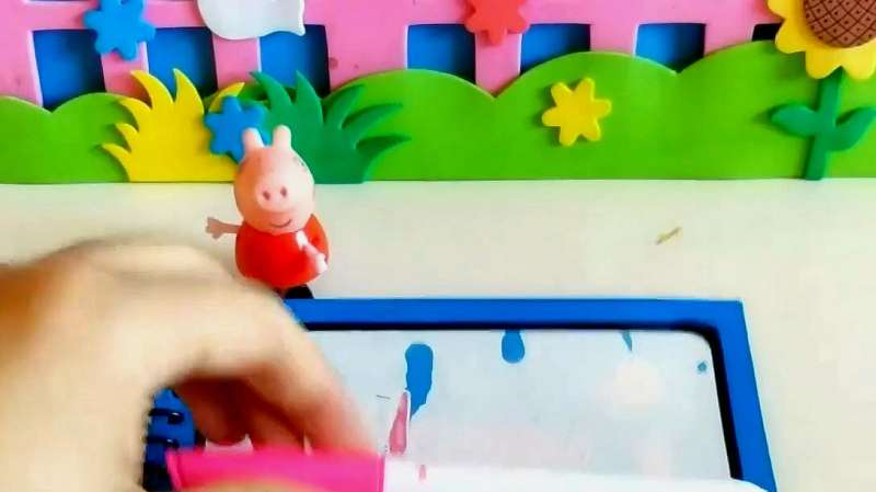 佩奇在家里玩水画册,好神奇的画册呀,小朋友们喜欢这个画册吗?