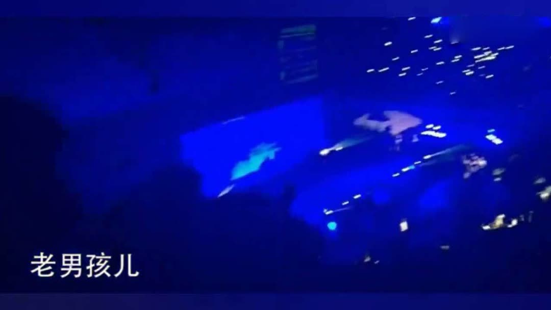 大学毕业晚会,千人大合唱《老男孩》挥别青春,再见校园