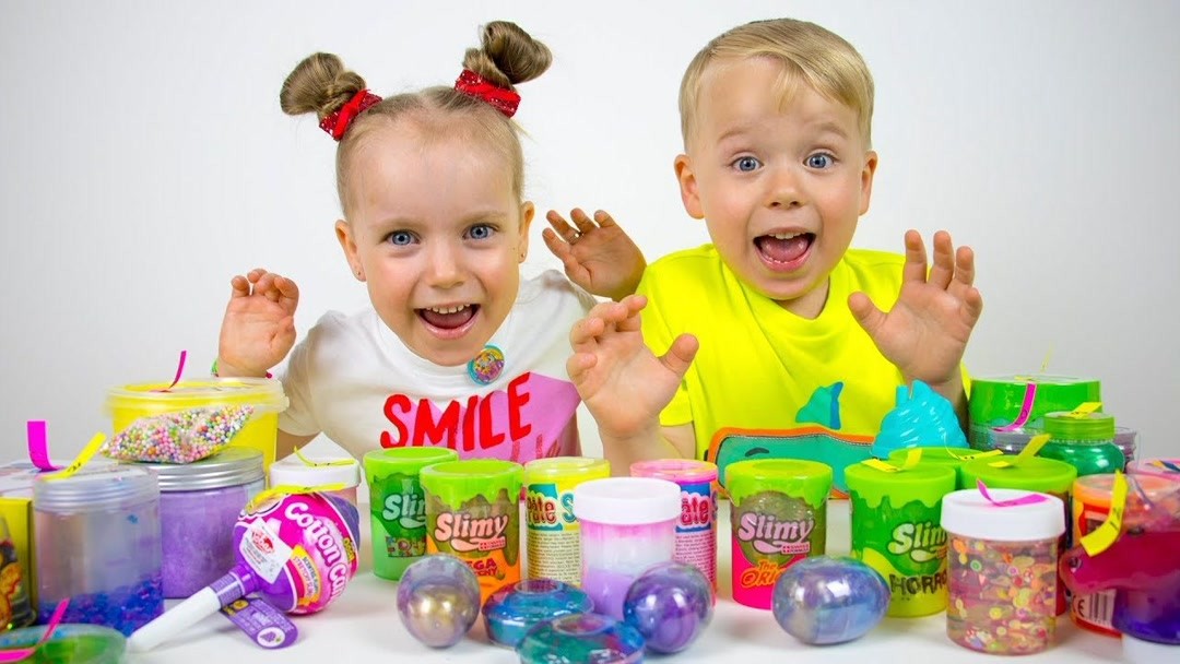 小萝莉成长故事!小萝莉和小正太一起捏橡皮泥人!