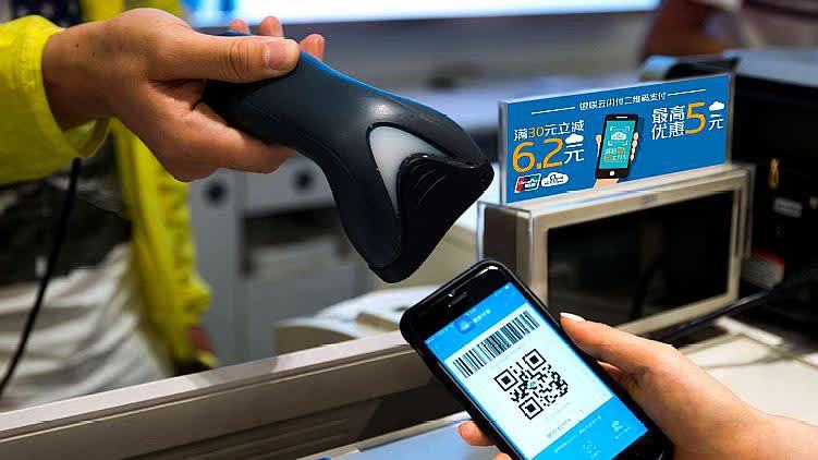 为什么香港这么发达,却很少人使用手机支付呢?商店老板透露实情