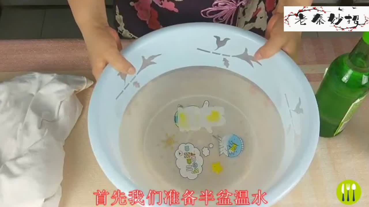 白色衣服越穿越黄,老秦用这个方法,10分钟衣服白净如新