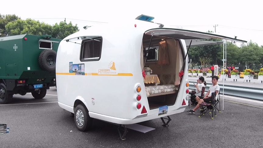 售价不到5万的拖挂小房车,空间利用到极致,居然还有独立卫浴间