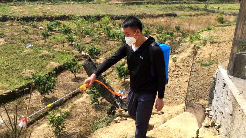 受疫情影响,为了家人健康,如何给家中消毒呢?小伙的做法对吗