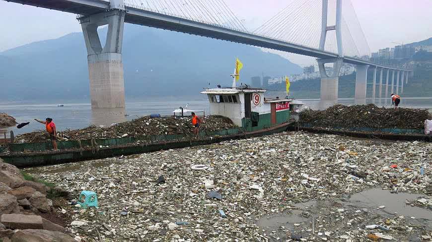 英国不道德!500吨"垃圾船"被中国拦下,全是没消毒的旧衣服?