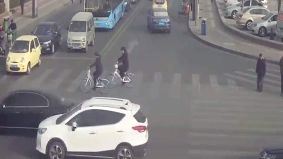 电动车机动车道上一路逆行,躲过出租车刚找到靠边机会,吃苦头了