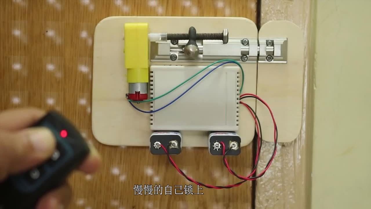 小伙自制自动开关门神器,按动开关的那一刻,被他的手艺所折服