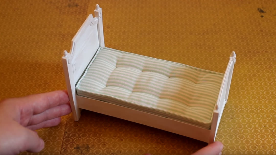 简单有趣的小手工,用纸板制作的迷你小床!