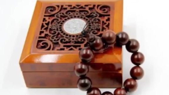 倒一杯茶,坐下来品品佛珠