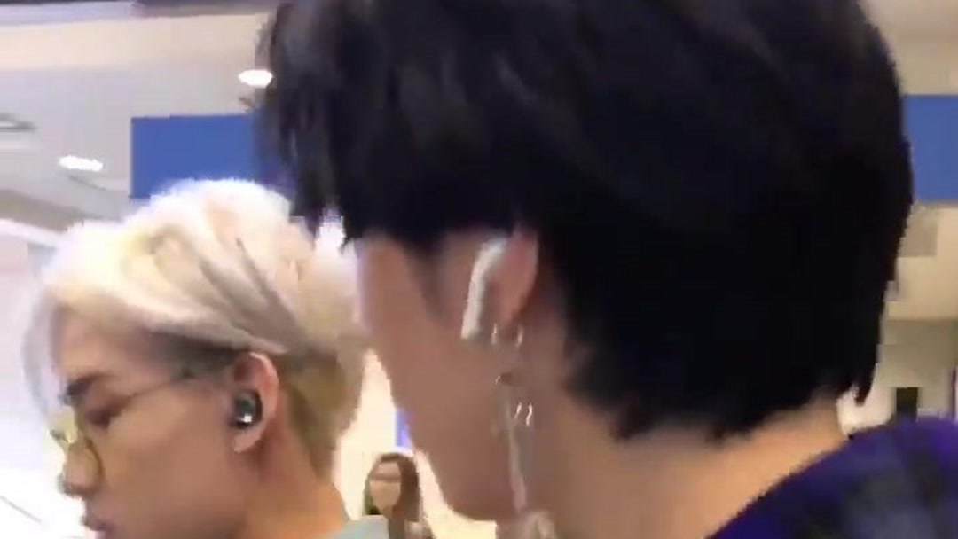 在机场爱豆怕自己和粉丝影响到了周围乘客,上前表示歉意,路人乘客...