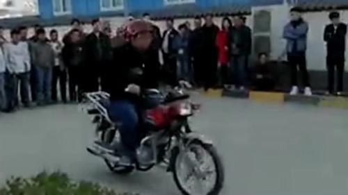 摩托车科目二绕桩考试,听说通过率不足百分之十,只想说有这么难吗?