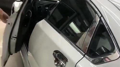 现在的科技真发达,汽车上都是自动车门,看起来好实用啊!