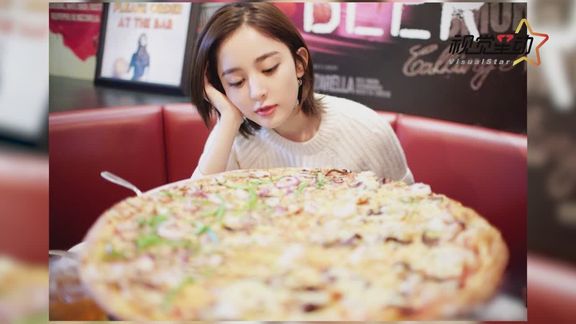 古力娜扎晒超大披萨暴露吃货本性 表情呆萌可爱超萌