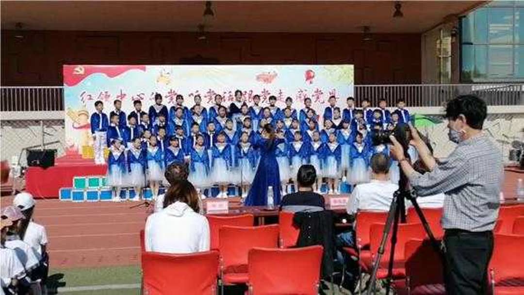 小学生庆六一,合唱校歌气场足