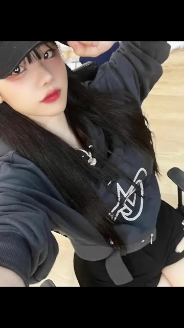 明眸善睐,盼归心似箭;时针指向几,佳人可归来?