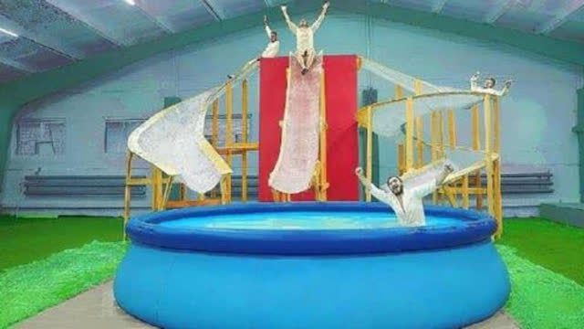 小伙伴用胶带制作滑滑梯,看到他们平均年龄下降10岁!