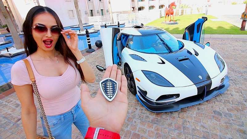 弟弟送给姐姐一辆柯尼塞格Agera RS,上车的那一刻才是霸气的开始