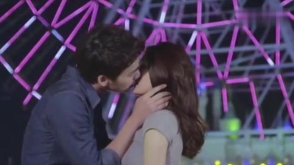 明星拍吻戏用安全工具热巴用信用卡李沁用两层手套