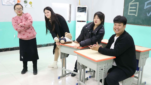 家长会1:班级开家长会,没想家长为抢座位大打出手!太逗了