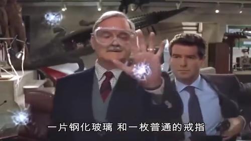 ...展示高科技戒指,子弹都打不穿的防弹玻璃,把戒指轻轻放上去一秒震碎